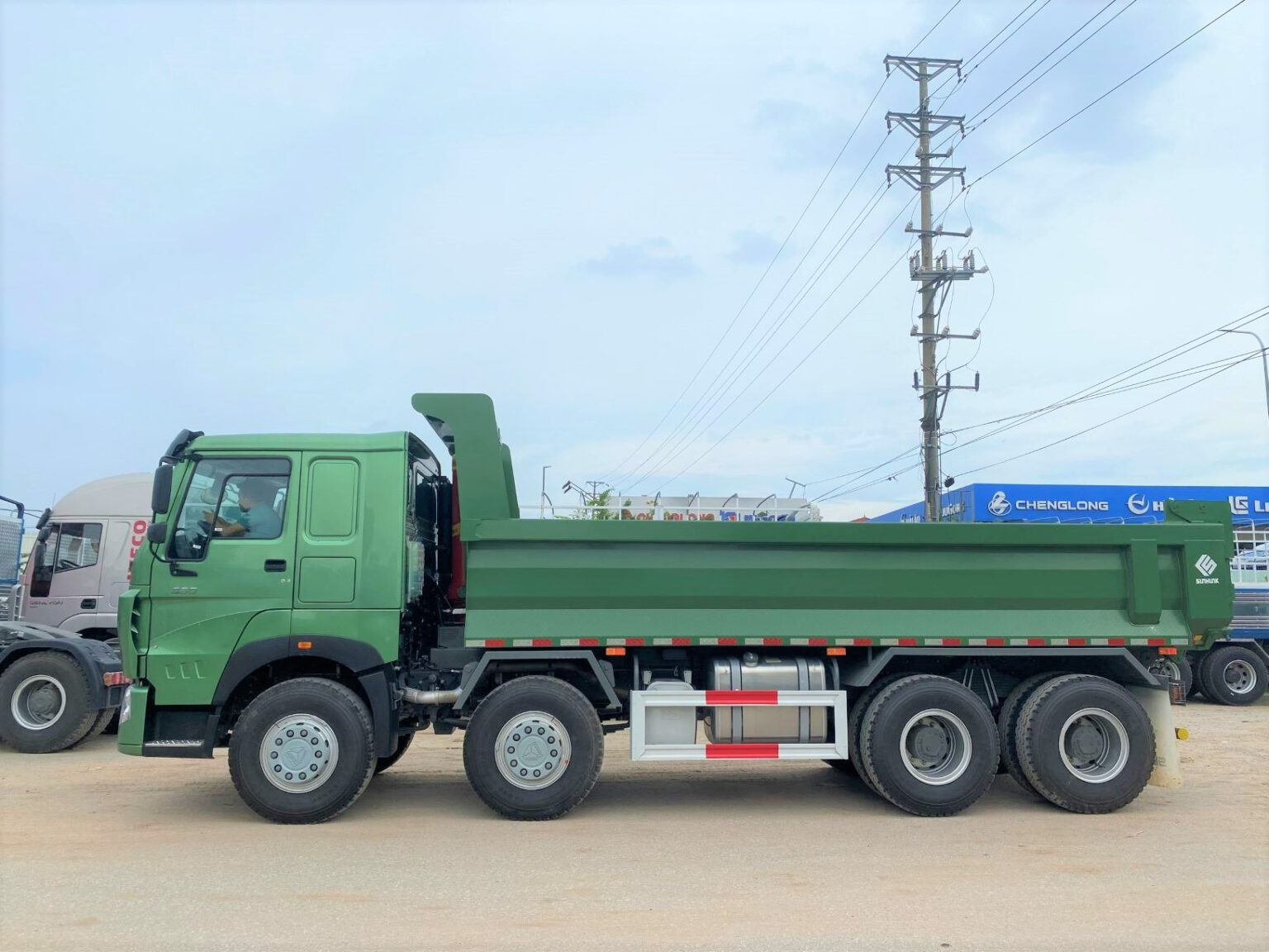 XE TẢI BEN (8X4) HOWO BẢN NHẸ THÙNG U - XE TẢI TRƯỜNG THỊNH